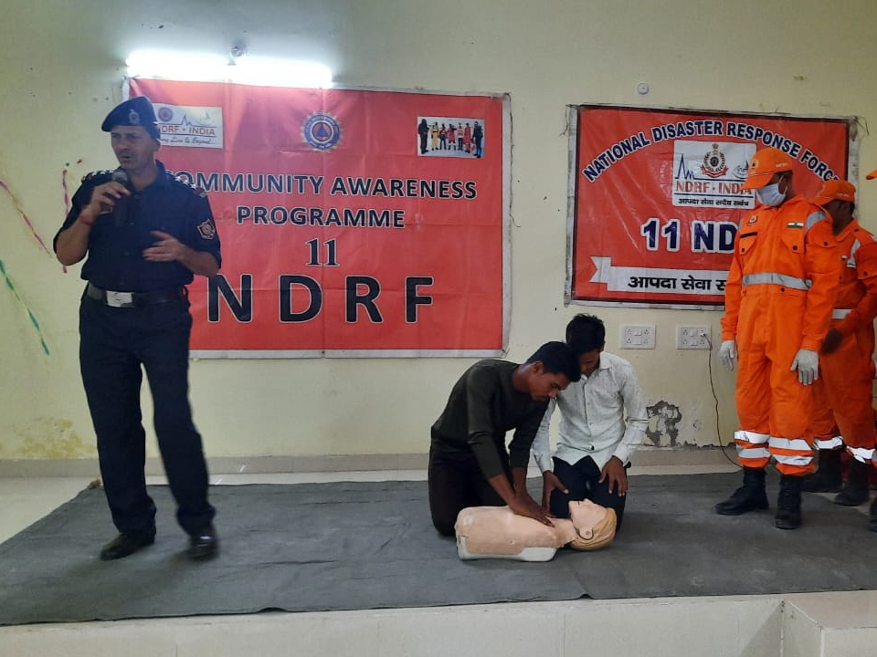 Explained the methods of rescue at the time of disaster, got a rehearsal of carrying from ...