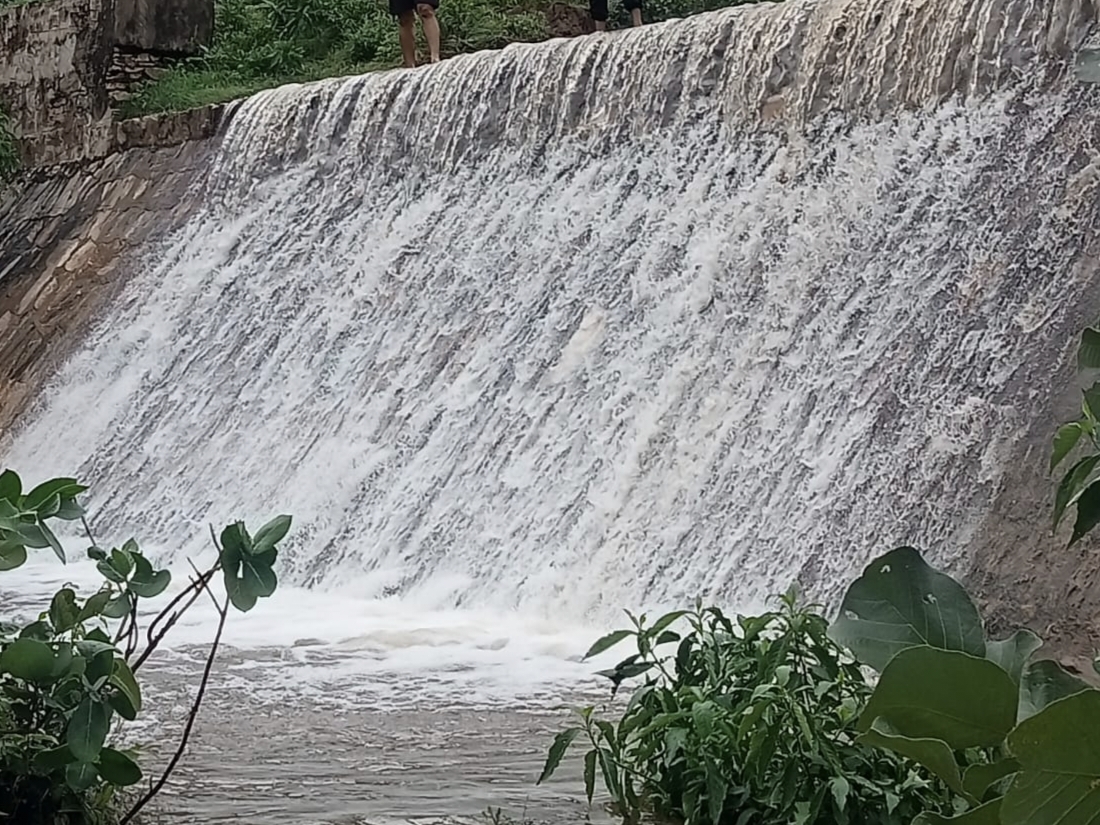 Chadar runs in Tapkeshwar dam, waterfalls run on Kuiyan Dham ...