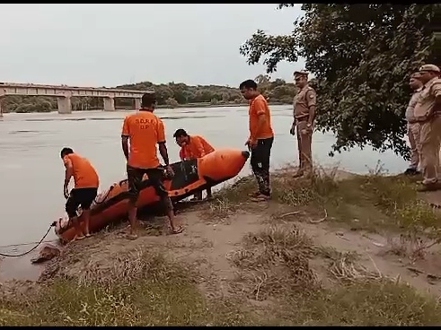 Police and SDRF team engaged in search, identified with bag and ...