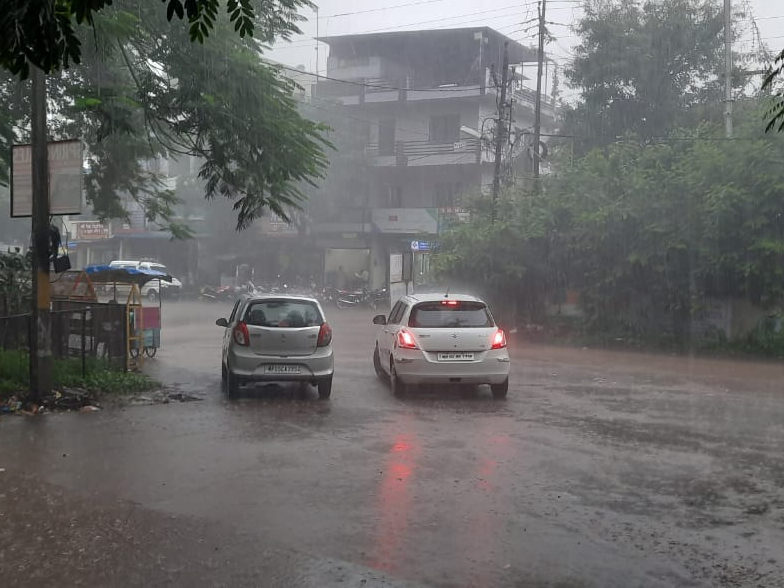 Light rain continues since morning, dark clouds in the sky, 9 inches ...