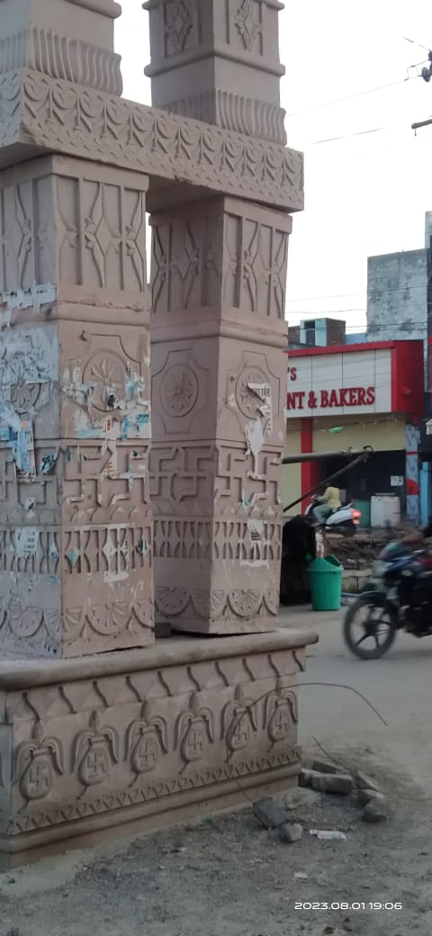 The vehicle broke the pillars of the historic Bhatti Gate, an accident ...
