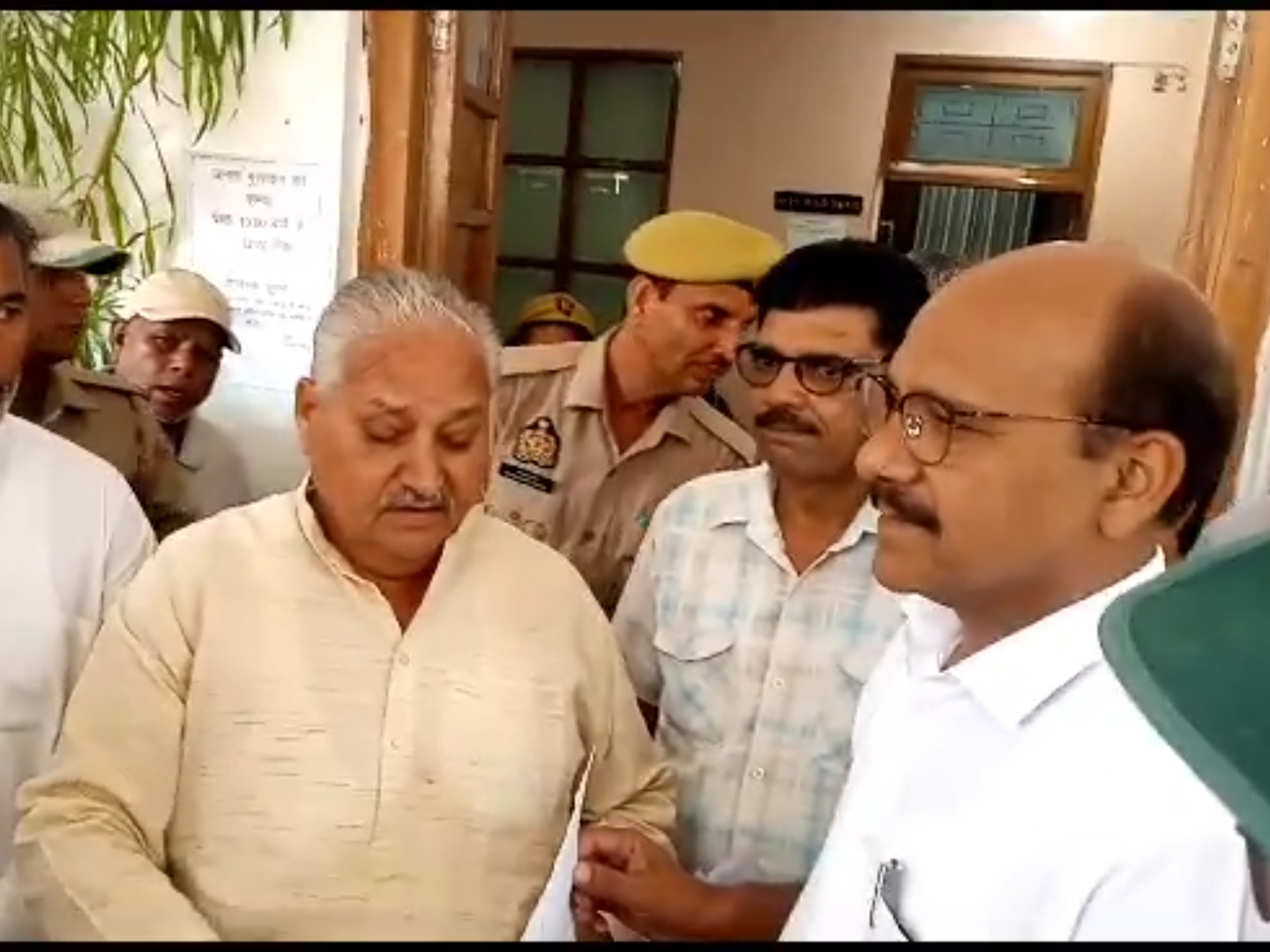 Demonstration demanding to catch Guldar in Bijnor | बिजनौर में गुलदार ...