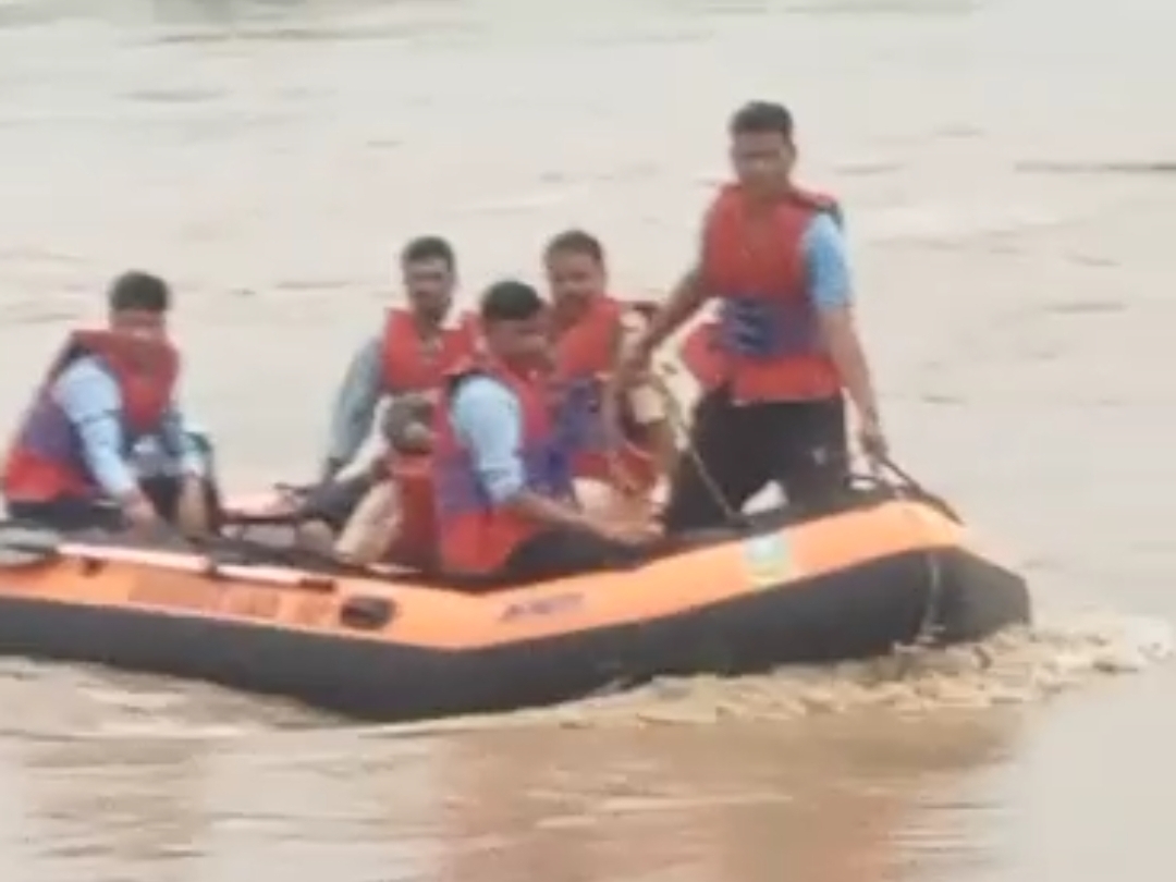 Both were trapped due to sudden rise in water; SDRF team did the rescue | दो लोगों ने केन नदी के ...