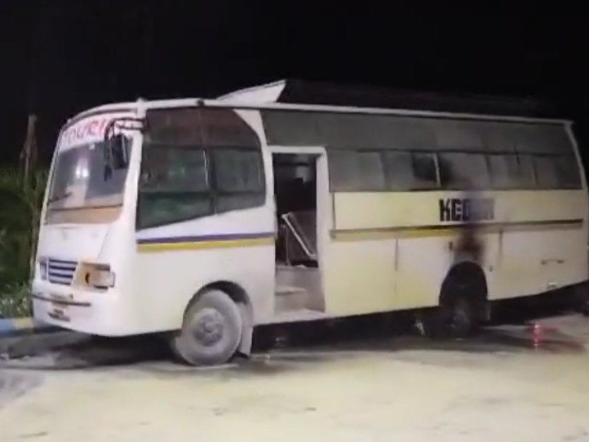 Driver Scorched Due To Wire Falling On Bus In Bhadohi बस खड़ी कर सो