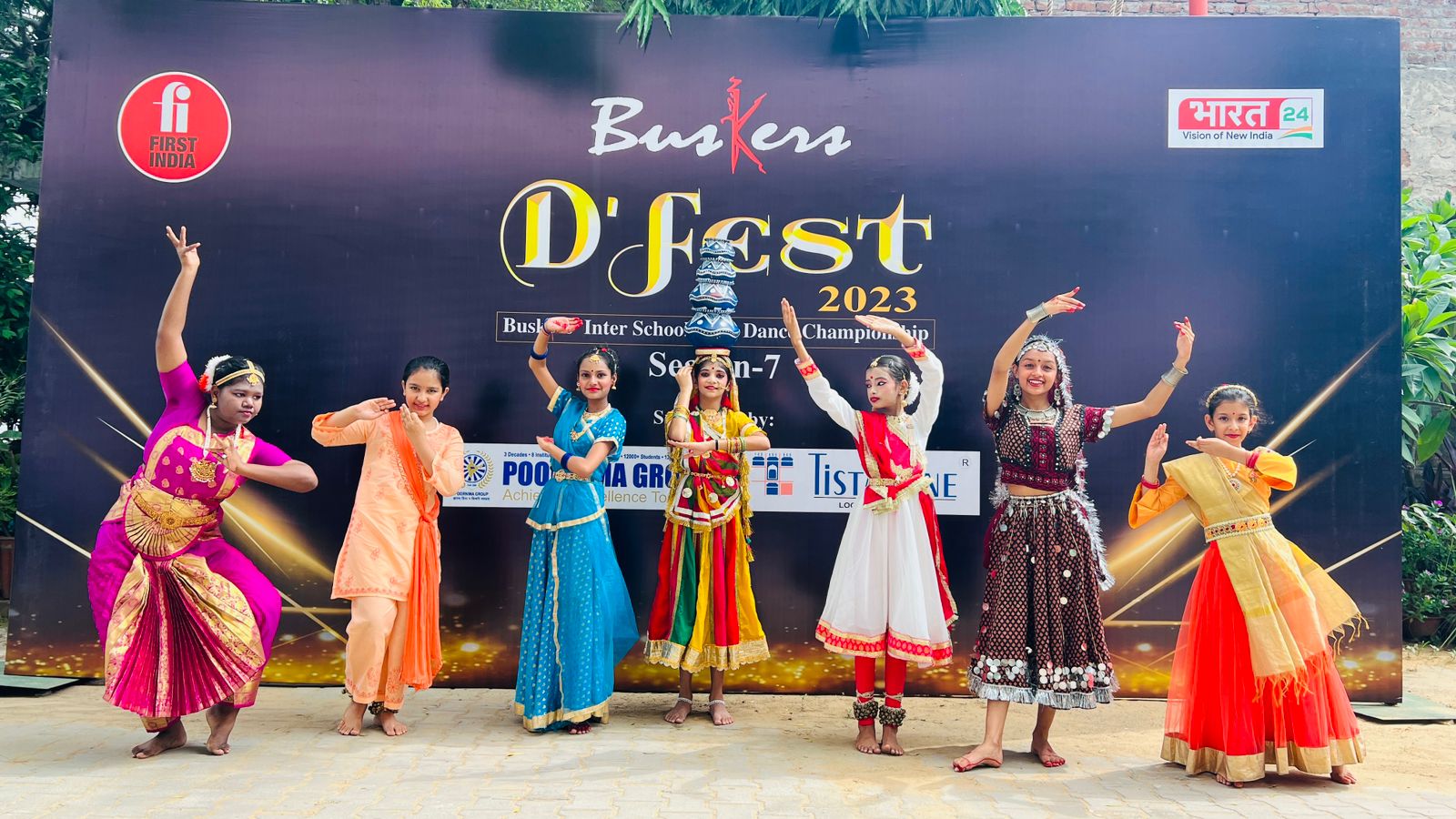 Talent shown in school dance festival of buskers | बस्कर्स के स्कूल ...