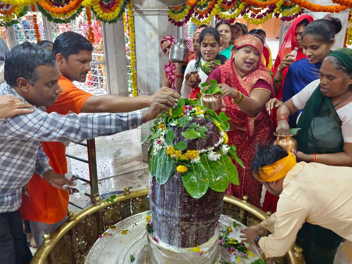 Bholenath was anointed by priests in Brahma Muhurta, devotees ...