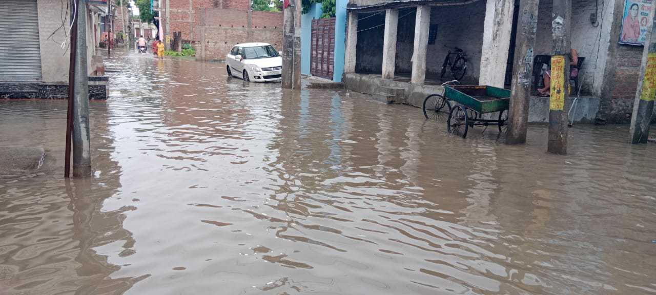 Heavy rains in Bettiah, Chanpatia, 1 feet of water on the road in ...