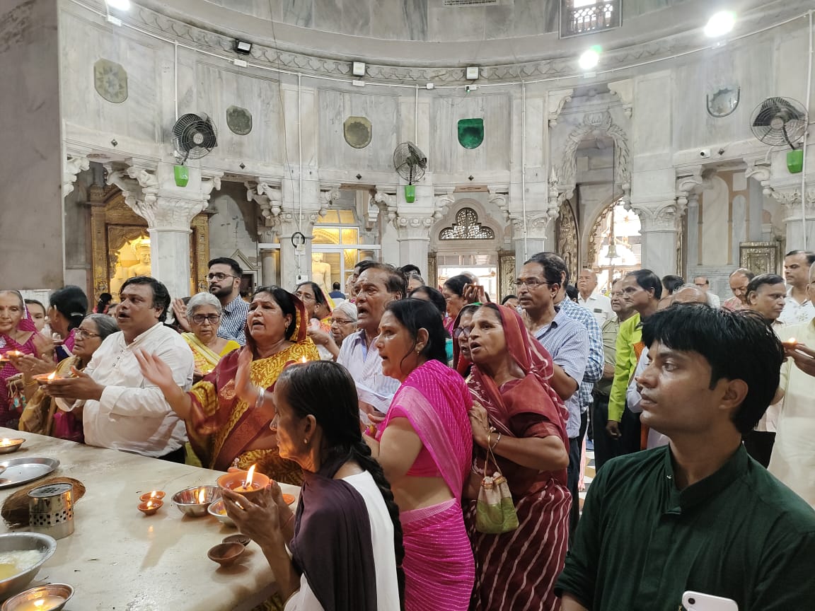 Devotees took the blessings of Acharya Chaitya Sagar at Padampura Jain ...