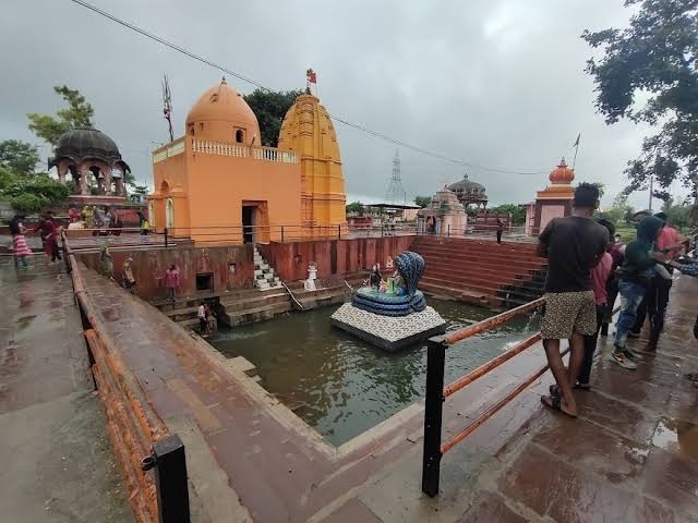 Devotees reached the ancient Nageshwar Dham of Badnavar | बदनावर के ...