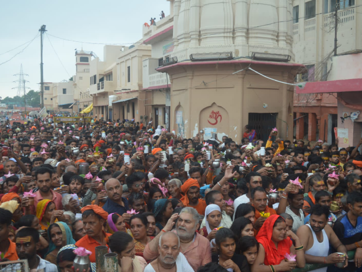 2 devotees worshiped in Ayodhya on Sawan Monday.Ayodhya. Ramlala. Saryu ...