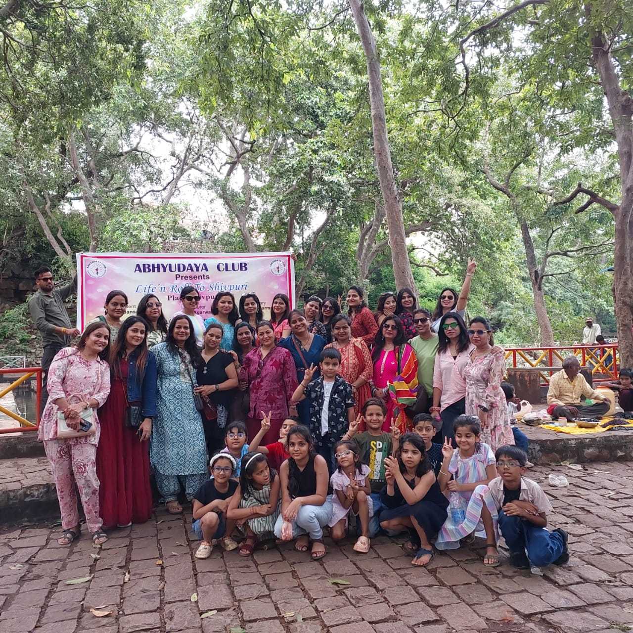 Members of Abhyudaya Club know the history of Shivpuri with picnic | अभ्युदय क्लब के सदस्यों ने ...