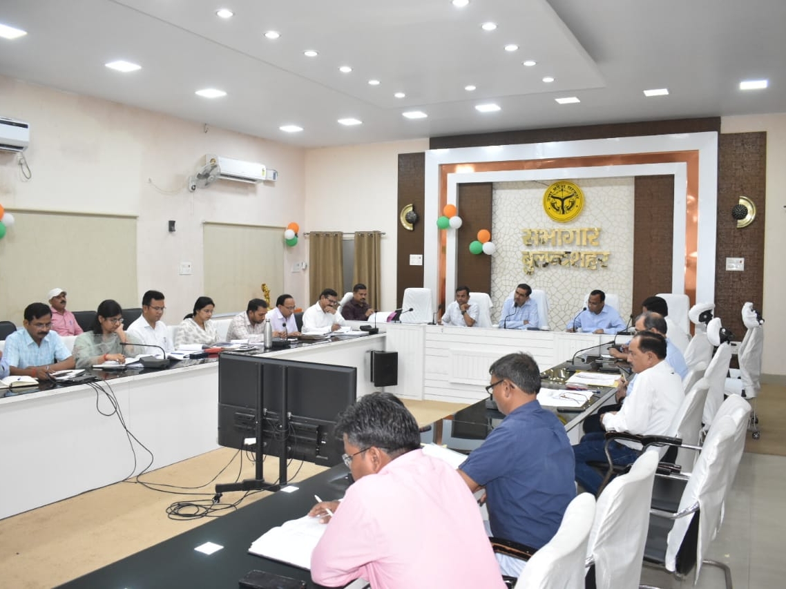 Bulandshahr DM tightened the screws of the officers in the meeting