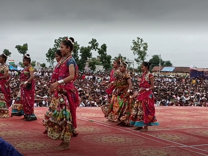 Colorful presentations tied the knot on Tribal Day | आदिवासी दिवस पर ...