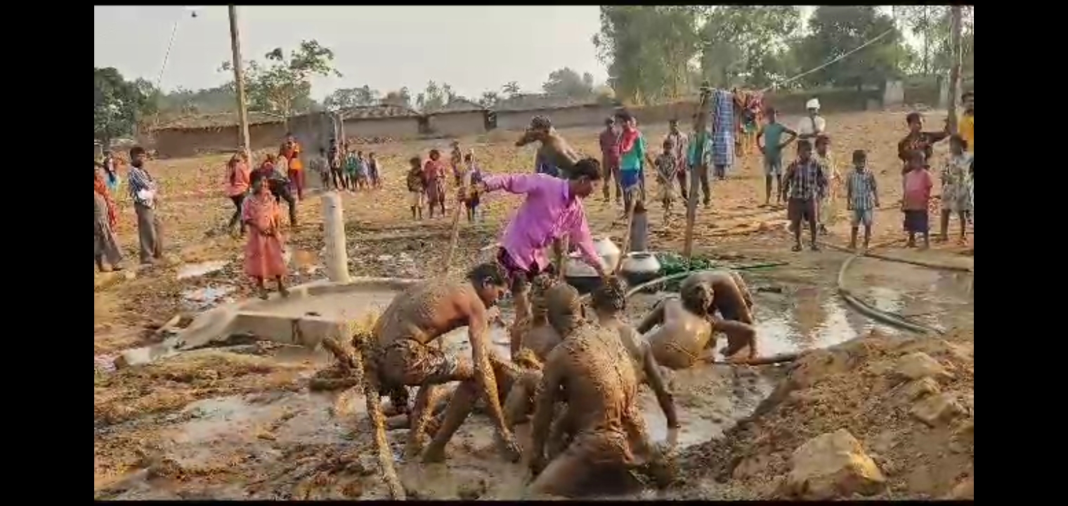 Tradition: People of Majhi tribe welcome the wedding procession by ...