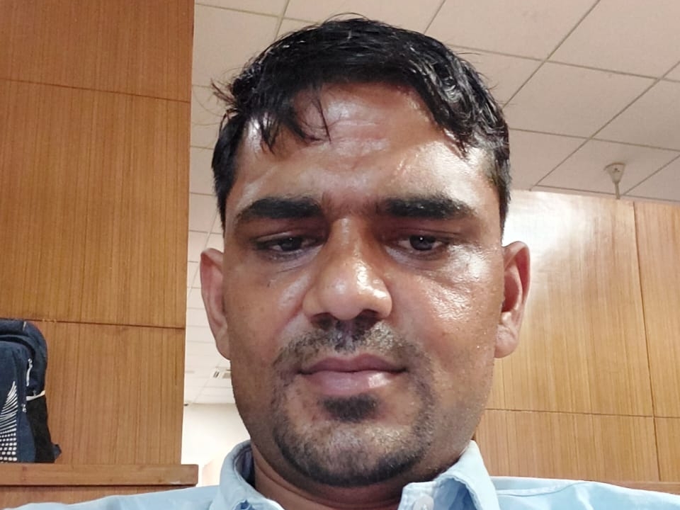 Car looted at pistol point in Palwal's Camp Bazar | पलवल के कैंप बाजार में पिस्तौल तान लूटी कार ...