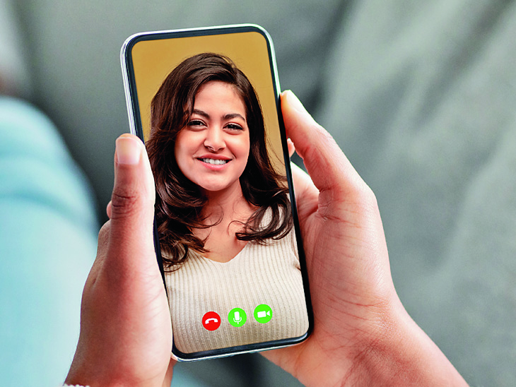 Who is behind the video call? | वीडियो कॉल के पीछे कौन है?: कैमरे के ...