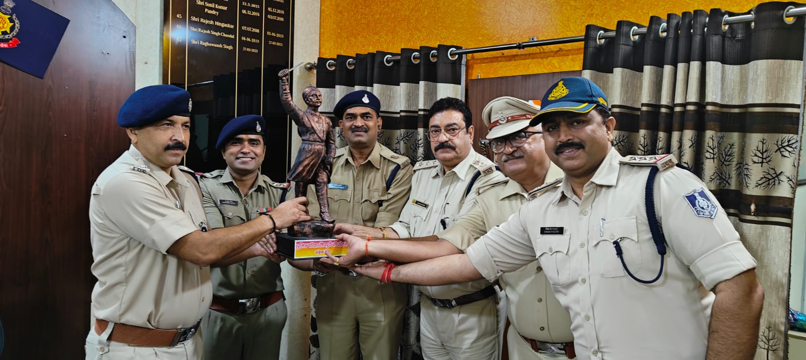Additional SP Bhuria bids farewell to Shivpuri, newcomer Sanjay Mool ...