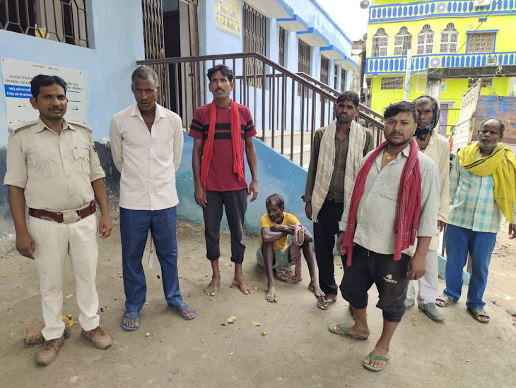After defecation, the young man was breaking teeth from the tree, there ...
