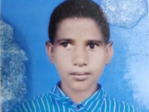After defecation, the young man was breaking teeth from the tree, there ...