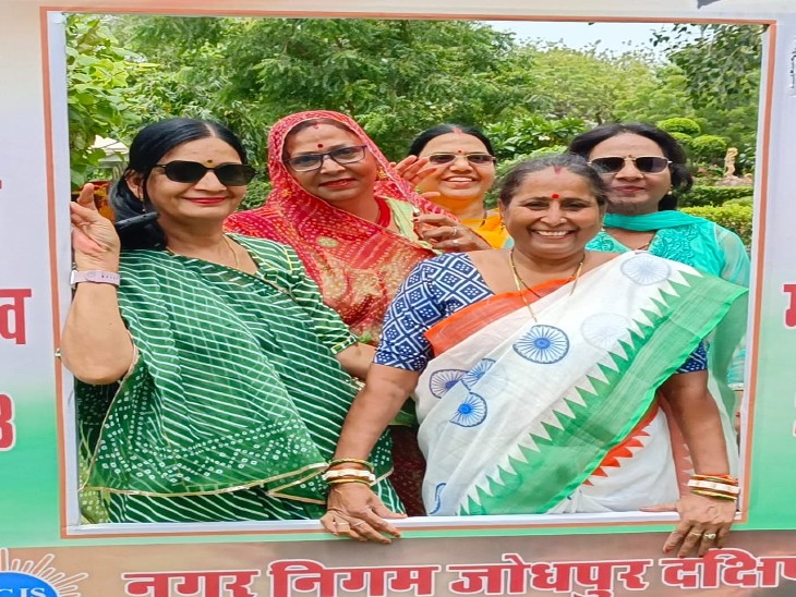 Arpita and Padma got Miss-Mrs. Sawan title | अर्पिता और पदमा को मिला ...