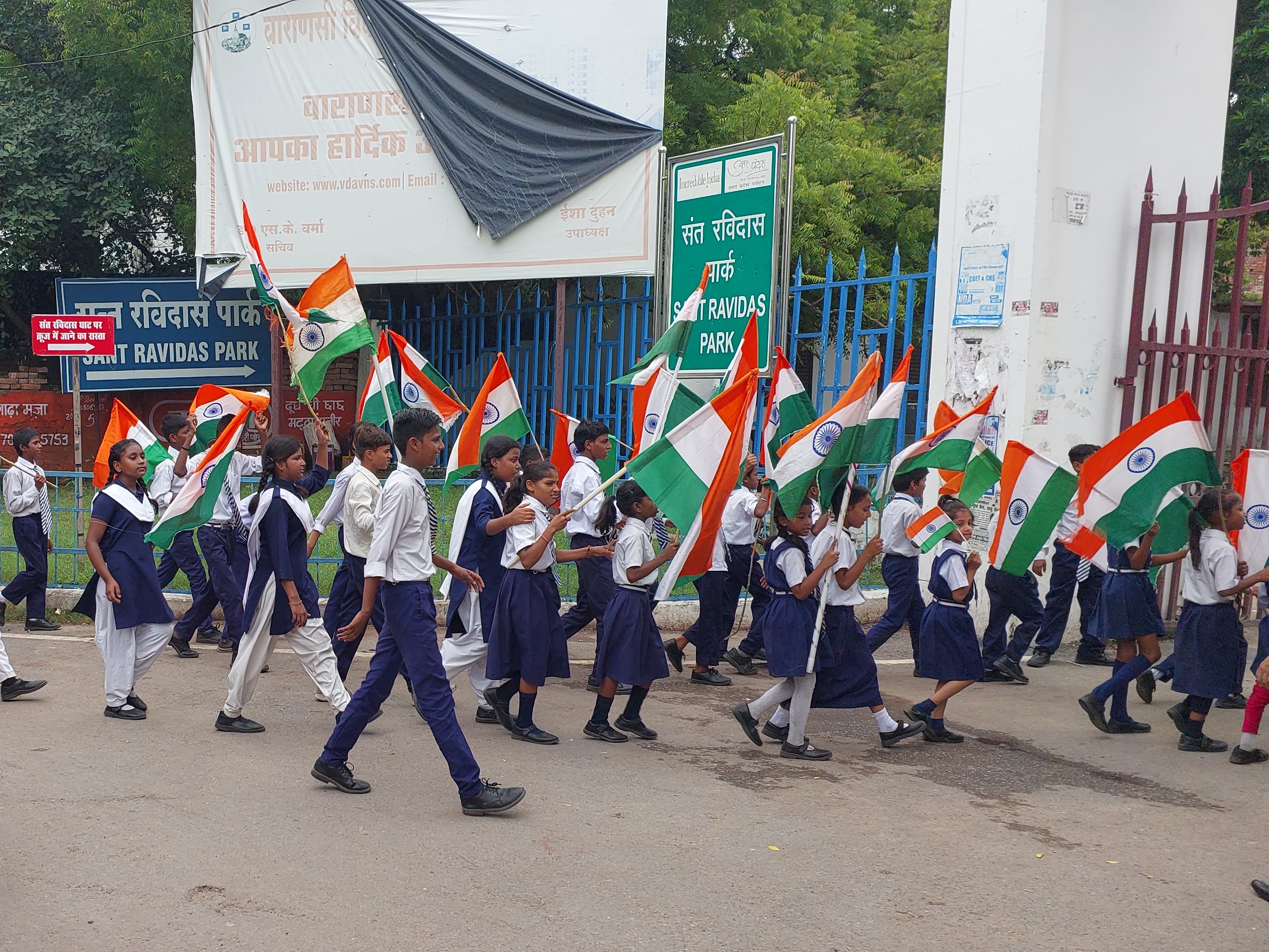 Subah-e-Banaras club presented tricolor to the students