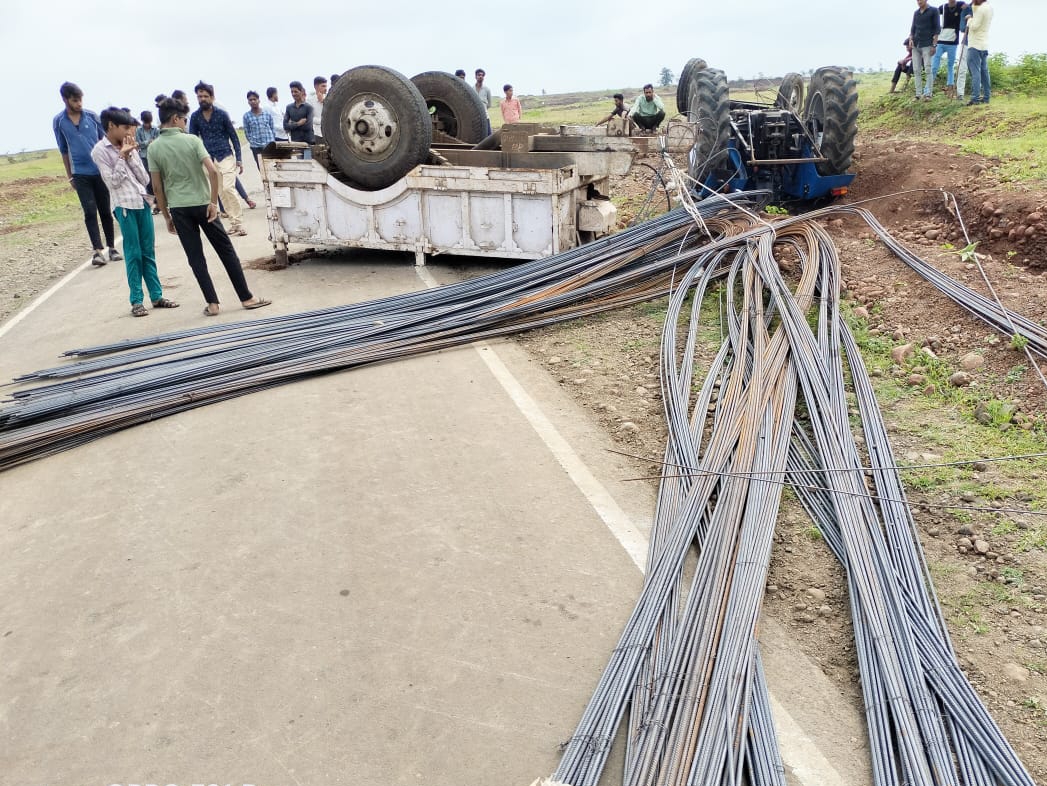 Tractor-trolley carrying rebar overturned, 16-year-old teenager and ...