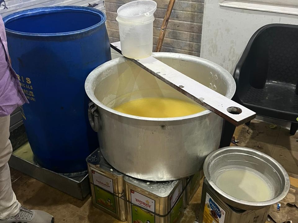 Raid on fake ghee factory | नकली घी बनाने की फैक्ट्री पर छापेमारी: 15 ...