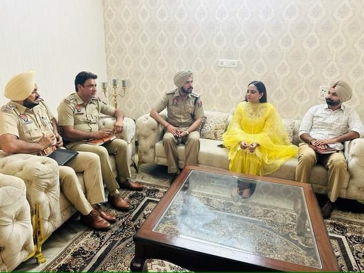 Moga News : Moga MLA Dr. Amandeep Kaur Arora Meeting With Police ...