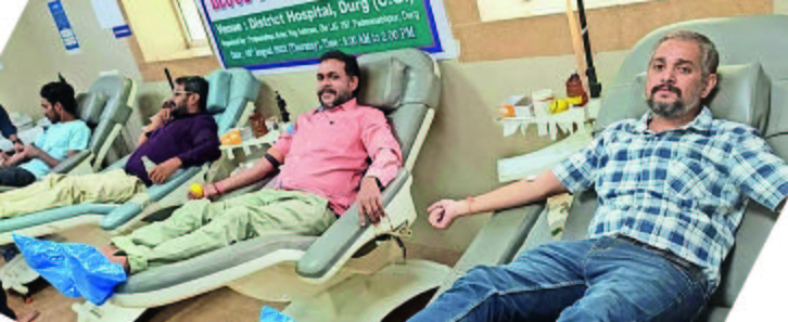 Devotees donated blood on the occasion of Guru Pragyananda's descent ...