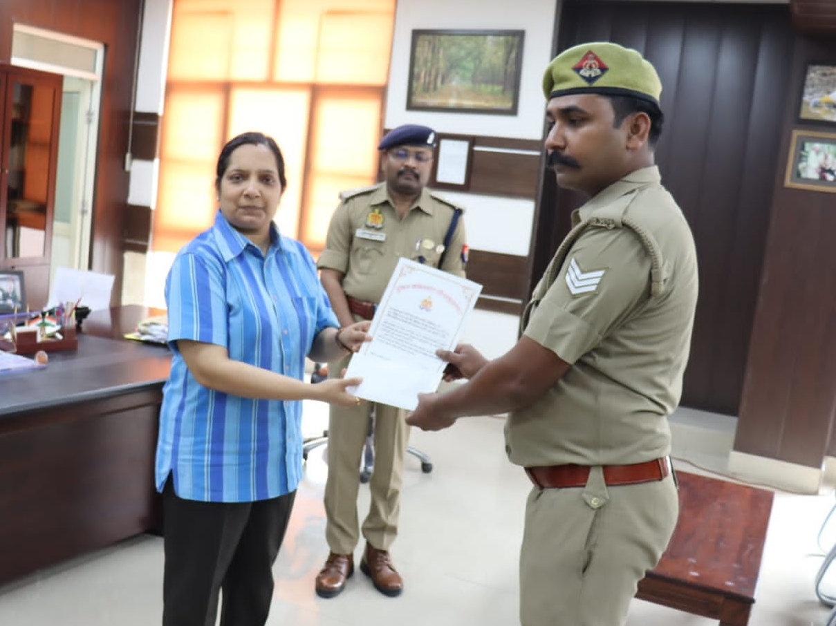 Police commissioner honored 2 policemen | पुलिस कमिश्नर ने 2 ...