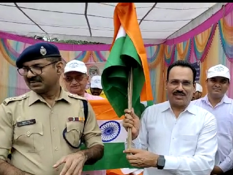 101 feet high tricolor hoisted in Khargone fort premises at the launch ...