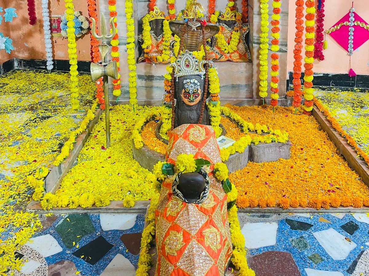 Shouts of Om Namah Shivay echoed in the temples on the sixth Monday of the month of Sawan ...