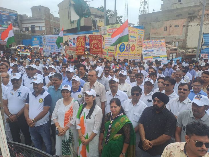 Dainik Bhaskar organises national anthem at Surajpol intersection in ...