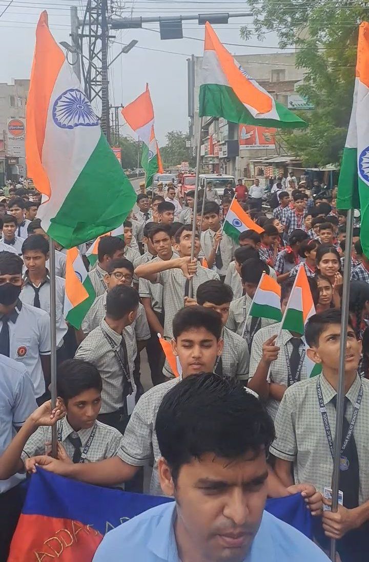 Dainik Bhaskar organises national anthem at Surajpol intersection in ...