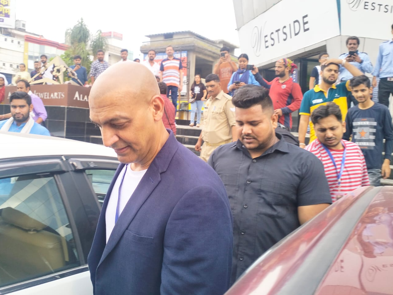 Gadar 2's villain Manish Wadhwa reached Meerut | मेरठ फैंस में पहुंचे ...