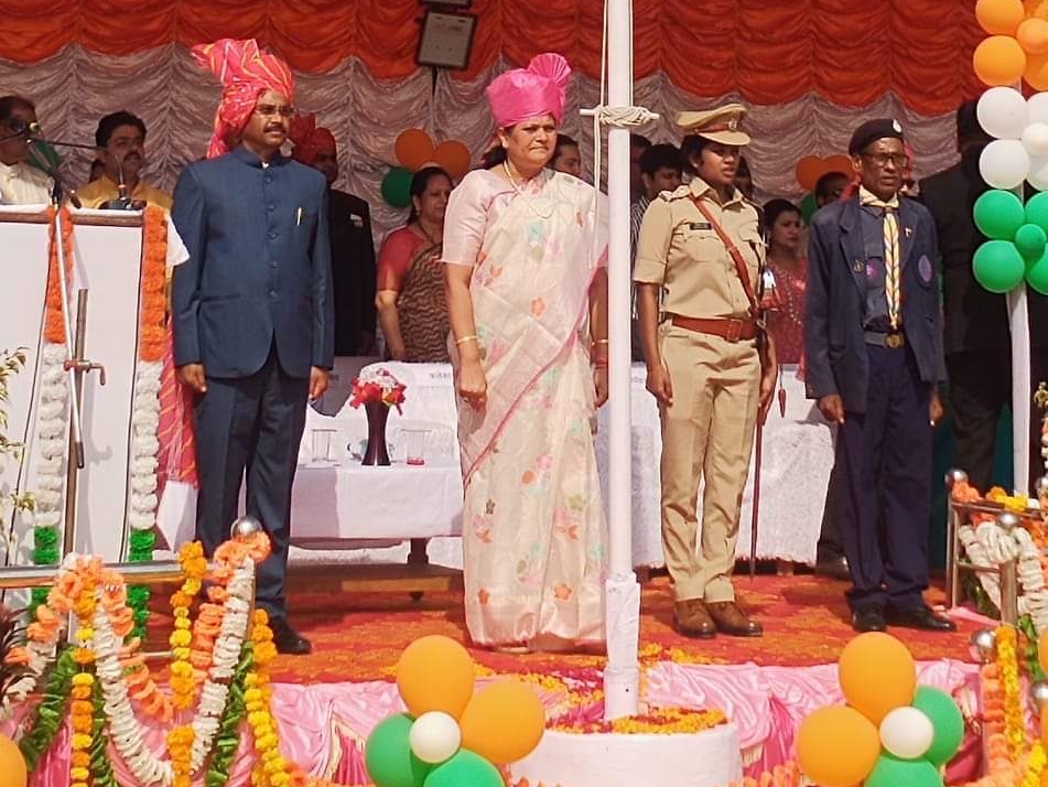 Minister Meena Singh hoisted the flag at the district headquarters ...