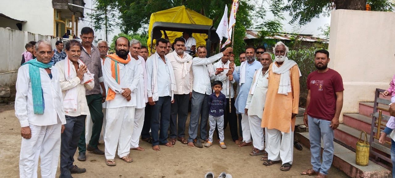 A group of devotees came out carrying the marks of Singaji | सिंगाजी के ...