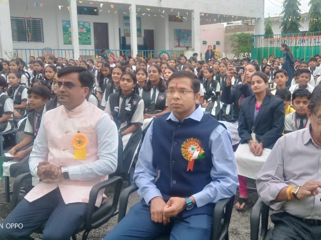 DSP hoisted the flag at Vidyarti Public School, students gave a ...