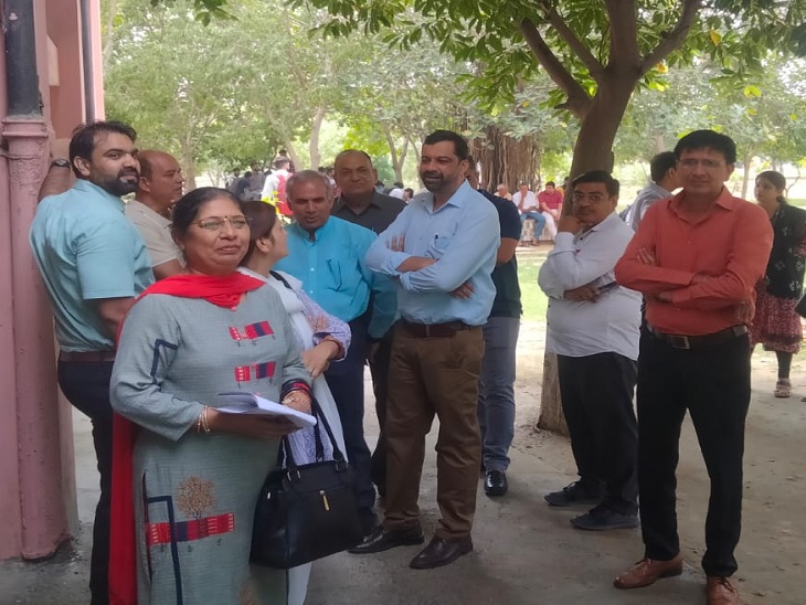 Haryana Rohtak MDU IMSAR gate lock students protest Demand facilities ...