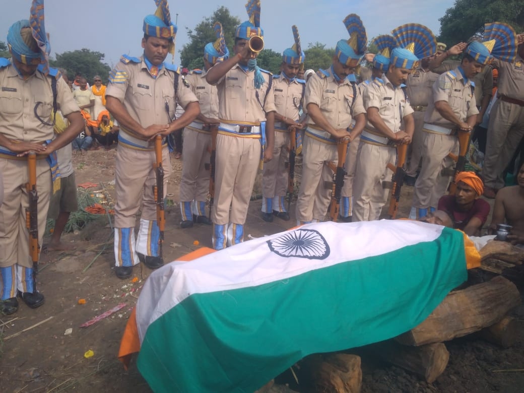 Dead body of CRPF jawan arrived wrapped in tricolor