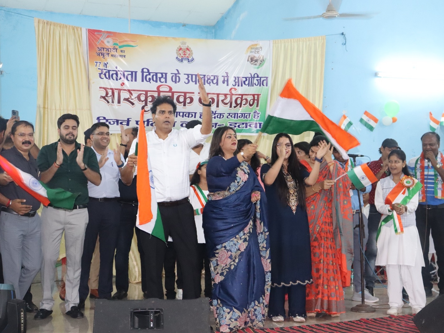 SSP recited Kumar Vishwas's poem in Etawah | इटावा में एसएसपी ने सुनाई कुमार विश्वास की कविता ...