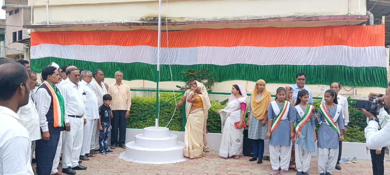 Tricolor hoisted for the first time in Shahgarh fort of Sagar | सागर के ...