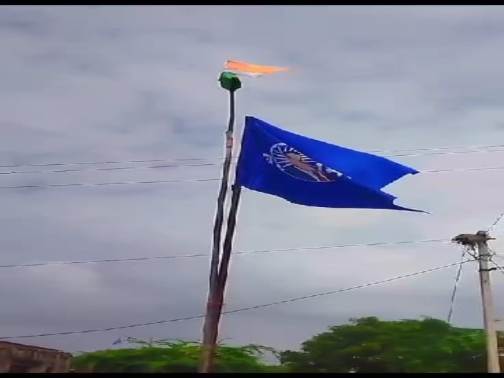 Uproar over burning of Bhim Army flag | जय भीम लिखा झंडा जलाने पर ...
