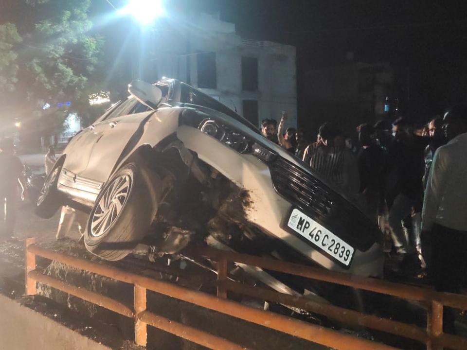 Big accident averted when Artika car collided with divider built on ...