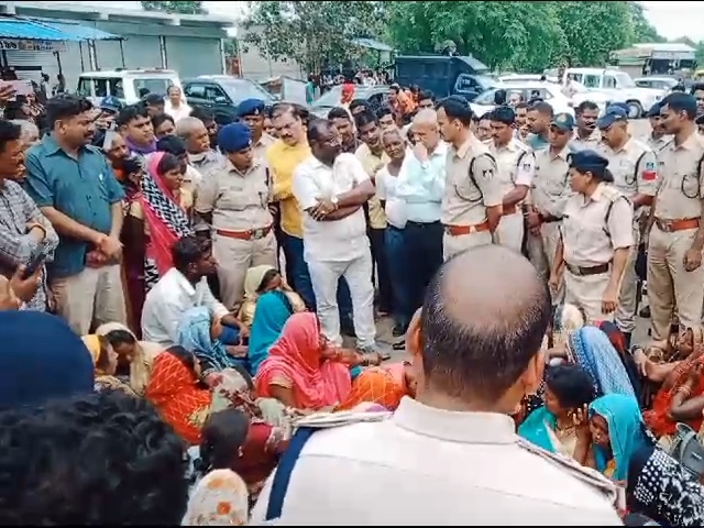 Villagers block Mandla-Jabalpur highway | ग्रामीणों ने मंडला-जबलपुर ...