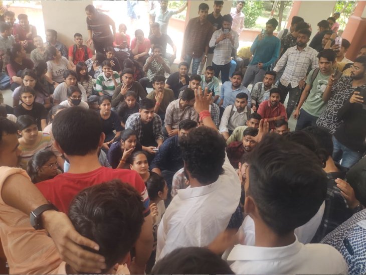 Students created ruckus regarding the result | रिजल्ट को लेकर छात्रों ...