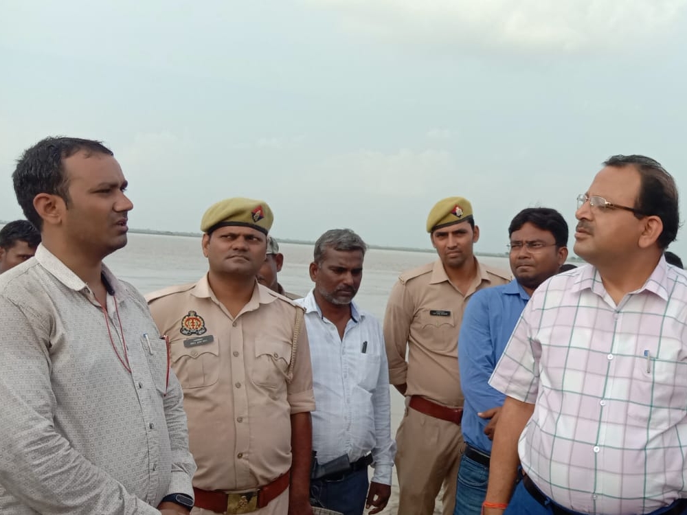 Life affected due to rise in water level of Saryu in Ballia | बलिया में ...