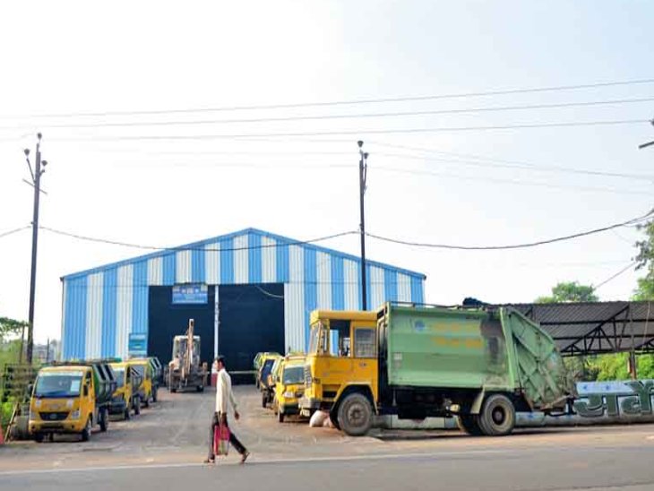 The stench spreads due to the movement of garbage vehicles throughout ...