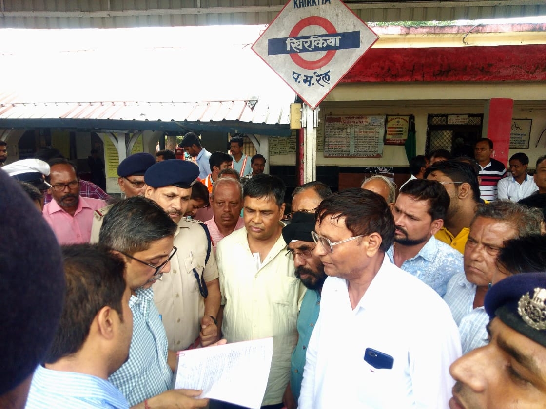 Demand for stoppage of trains at Khirkiya railway station