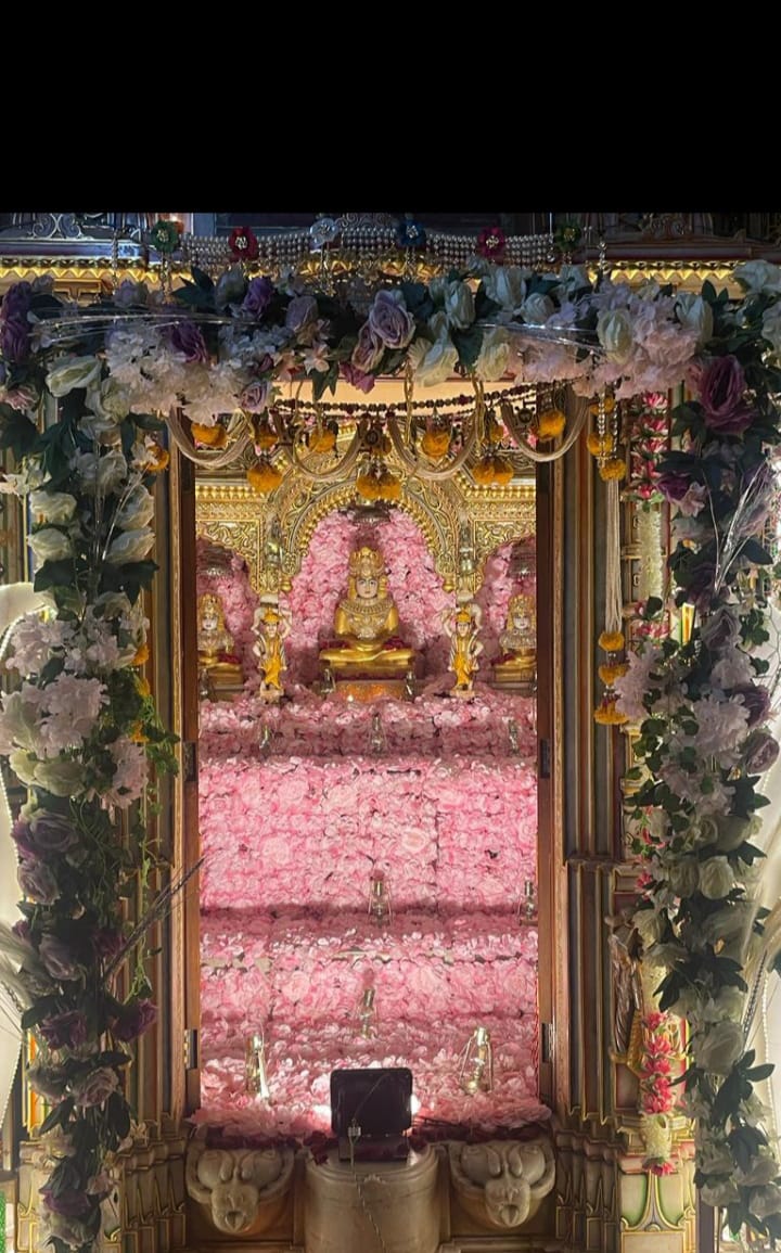Statue of Lord Shantinath and Dada Gurudev decorated